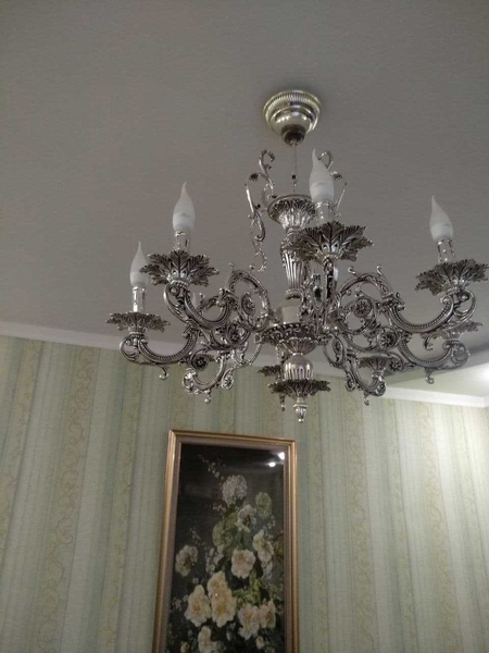 Продам шикарную хрустальную люстру.