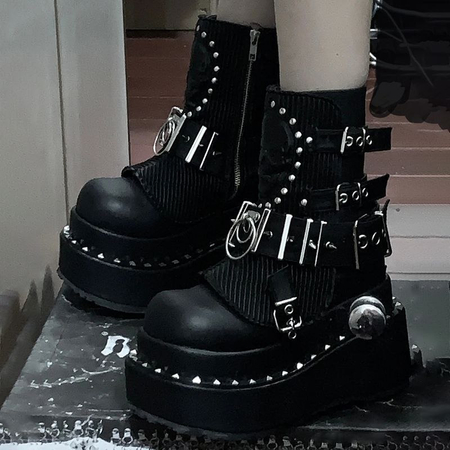 Обувь с дерзким дизайном New Rock