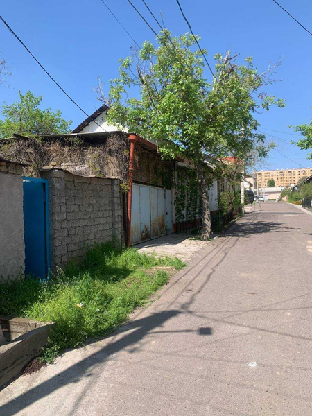 Хозяин продает дом с участком. Площадь участка 2.8 соток.