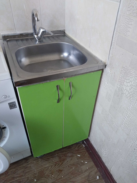 Шкаф ошхонага холати яхши 60×80столешницаси, мойкаси билан