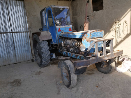 Traktor sotiladi T28