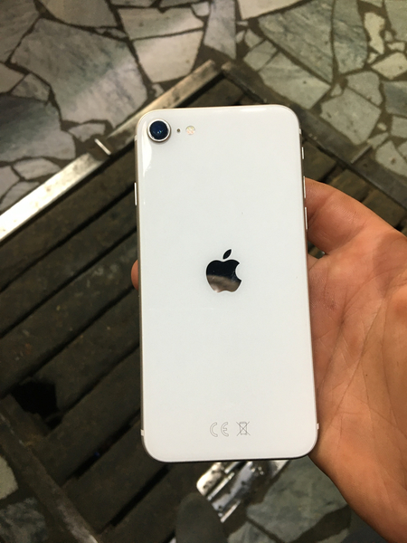 iPhone SE 2020 в идеальном состоянии