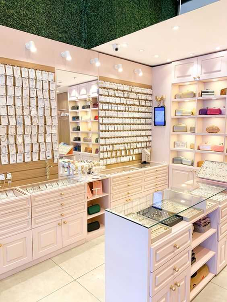 Витрины стеклянные для магазинов