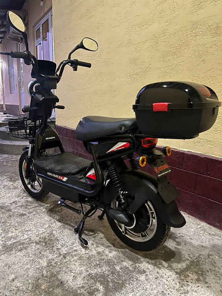 Skuter sotiladi srochni !!!