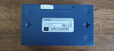 8-portli Tenda Switch