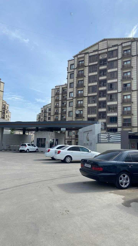 Продаётся 2-х комнатная квартира с техниками .