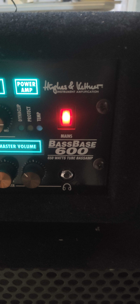 Продам  Усилитель Hughes & Kettner BassBase 600+Колонка