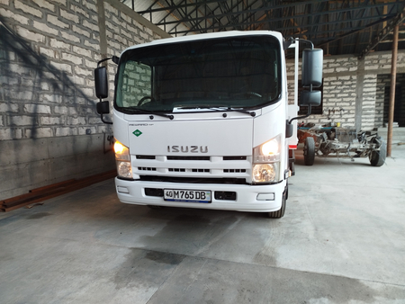 Isuzu avtobusdan yasalgan 2010 yil
