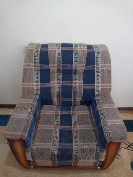 Divan, 2 kreslolari bilan. Диван с двумя креслами в хорошем состоянии.