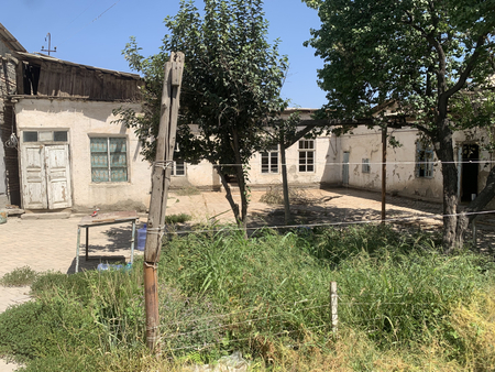 Eski shaxar dexqon bozori oldidan hovli sotiladi