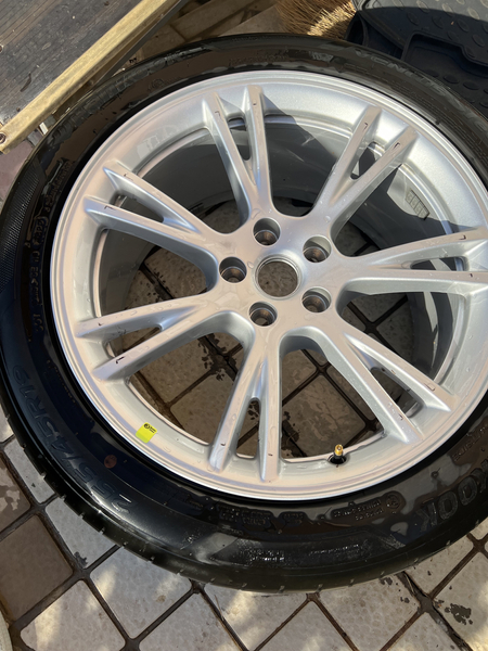 Tesla model Y  255/45/R 19 diska balon
