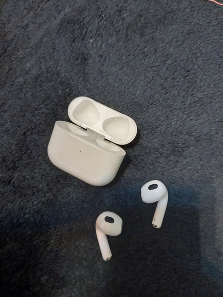 Air pods 3 va smart watch