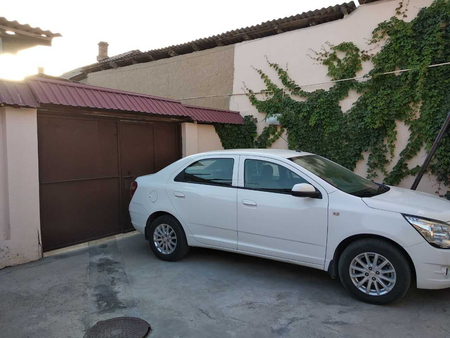 Hovli barcha jihozlari bilan sotiladi, hamma qulayliklarga ega
