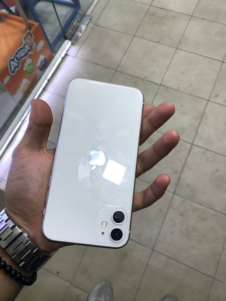 iPhone 11 в белом цвете