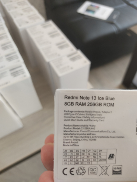 Samsung va Redmi  yangi pachka telefonlar sotiladi