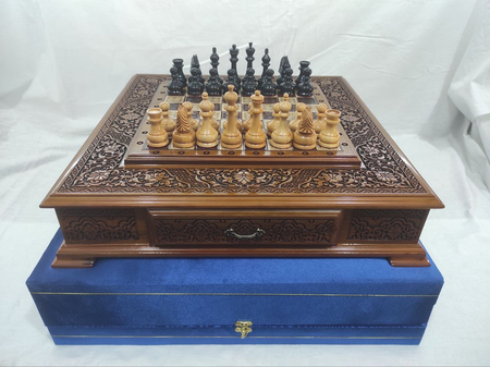 Shaxmat 45-45 sm yong'oq daraxtidan yasalgan