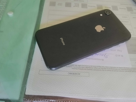 IPhone XR  76%.  128gb