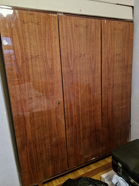 Продам 2 шкафа и 2 серванта