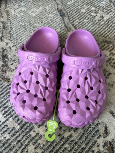 Geometric classic clog