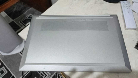 HP Pavilion 15 Silver (R3-5300U) Б/У c полоской на экране.