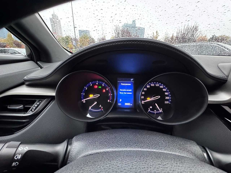 Автомобиль Toyota C-HR
