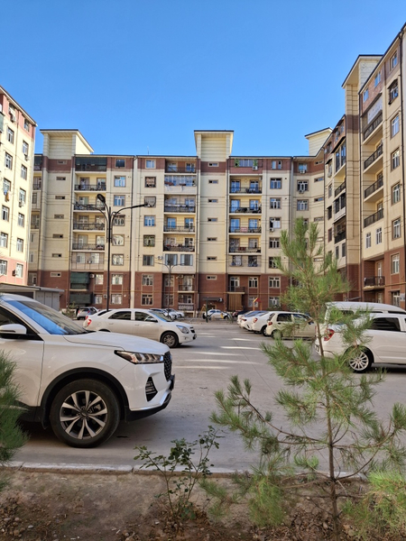 Продаётся квартира Яшнабод Иззат 1/5/8 кирпични 42 м2 33000$