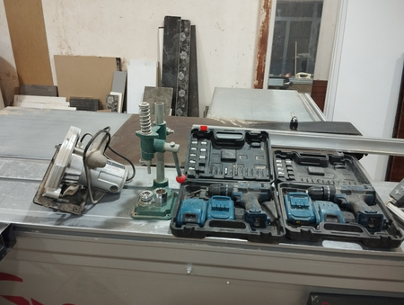 Mebel ishlab chiqarish uskunalari barcha jixozlari bilan sotiladi.