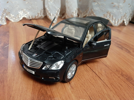 Mercedes-Benz E-Class модель 1/18
