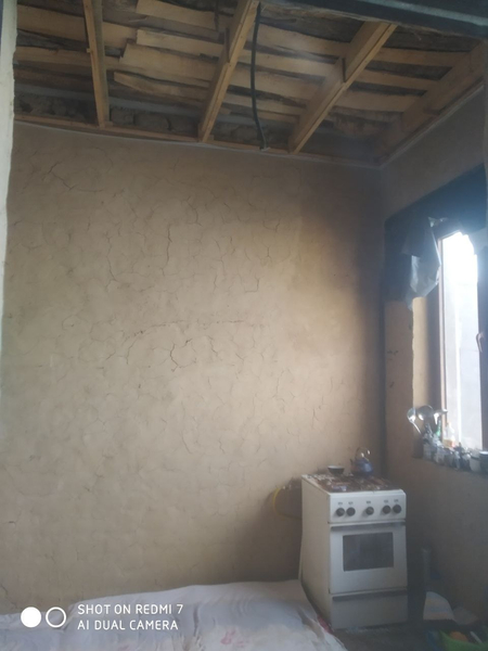 Uy sotiladi 3 sotix 4 xonali xomom tualet oshxona  yashil maydoni bor