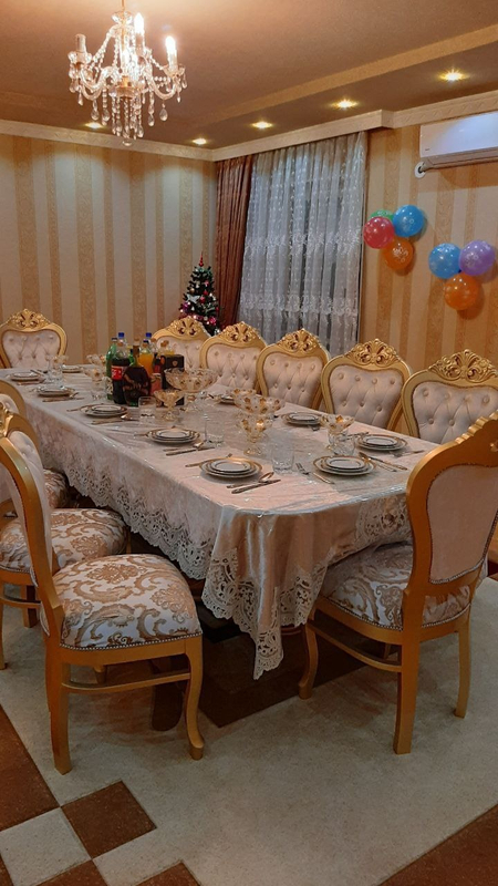 Продается стол со стульями.