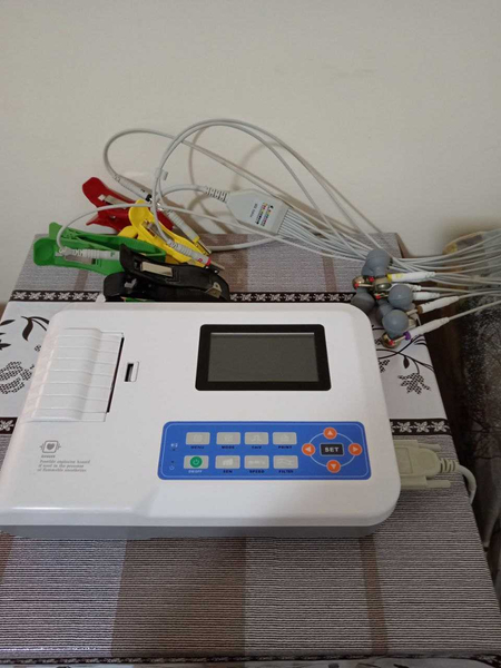 Yurak tekshiradigan EKG appparat