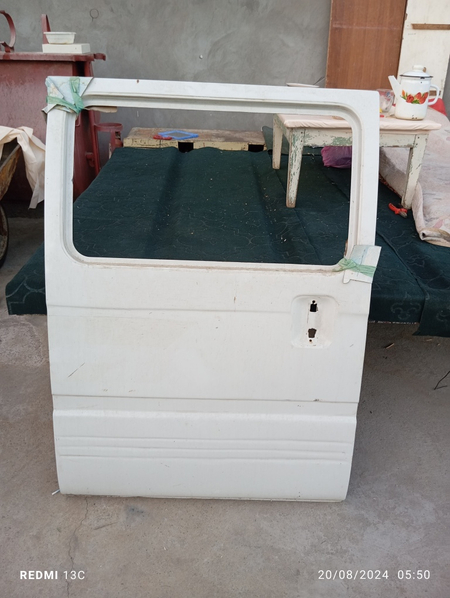 Damas yon eshigi sotiladi