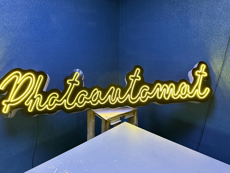 Tashqi reklama, Neon, Bo\\\'rtma harflar