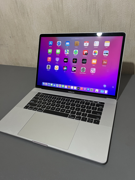 MacBook Pro 15 inch I7 512 GB