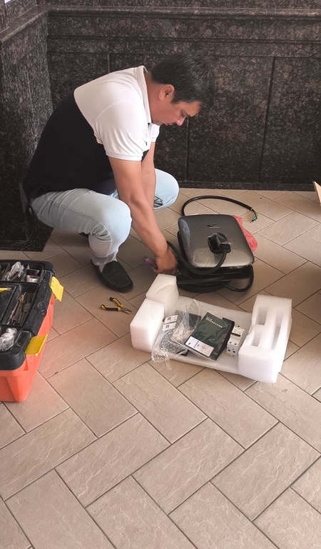 Zaryadka ustanofka lubaya elektroniy mashini