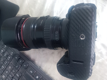 Canon 6D sotiladi.