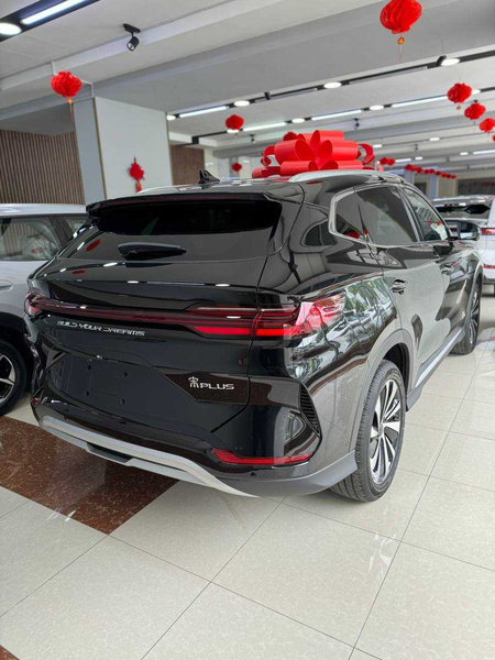 BYD Champion 605 km qora va oq ranlari nalichida