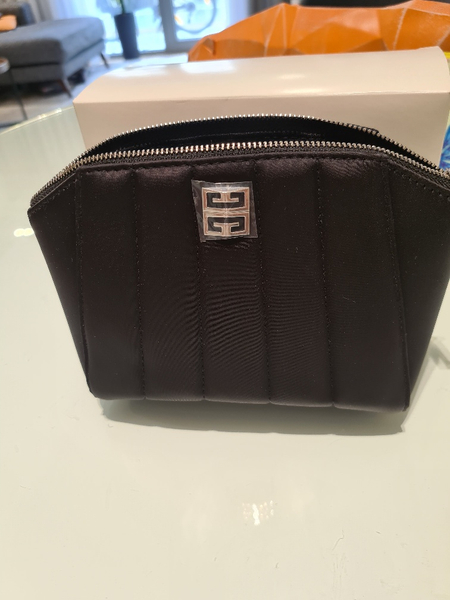 Косметичка Givenchy новая