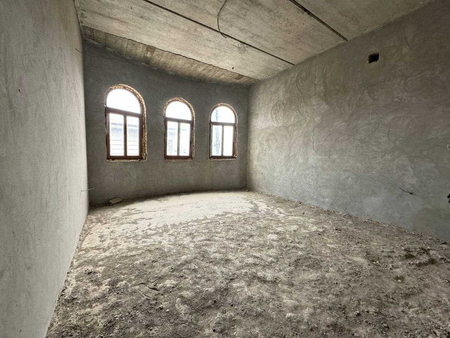 5 sotiqli qurilishi tugallanmagan hovli sotiladi.