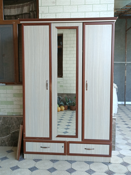 Mebel, shkaf sotiladi