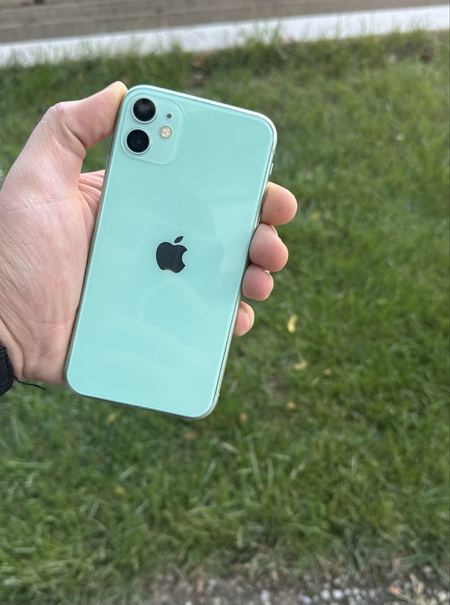 Iphone 11 sotilad bez karopka 64gb  ayb yo hama joy iwldi xolat yaxshi