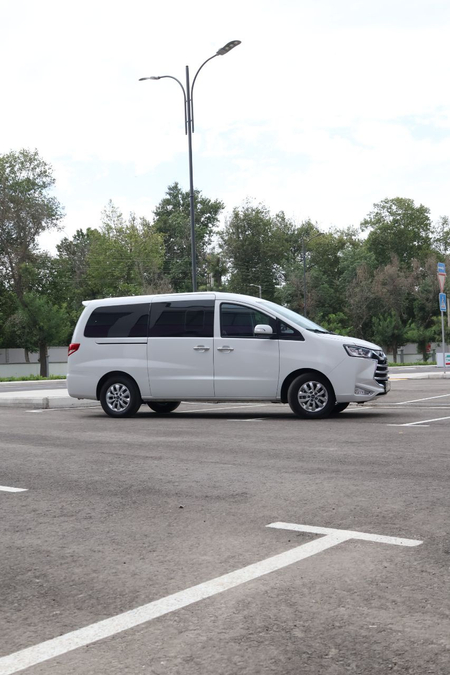 11 o'rindiqli lyuks JAC M4 mikroavtobusi