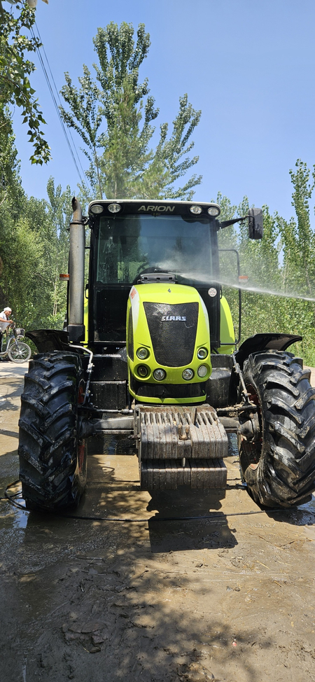 Traktor sotiladi