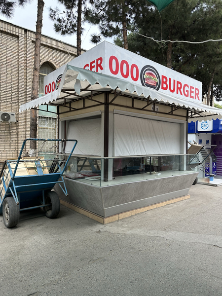 Budka sotiladi. Fast food yoki kiyim dokon qilsa ham boladi