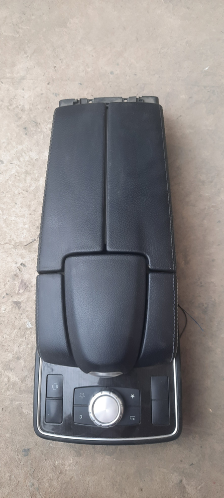 Продам верхную крышку от бара мерседес w212 cabrio.