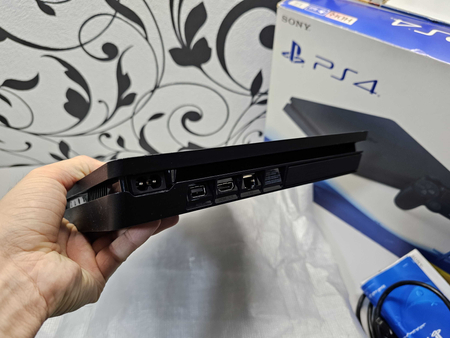 ПРОДАМ PlayStation 4 Slim 1TB + Mortal Kombat 11. Состояние ОТЛИЧНОЕ