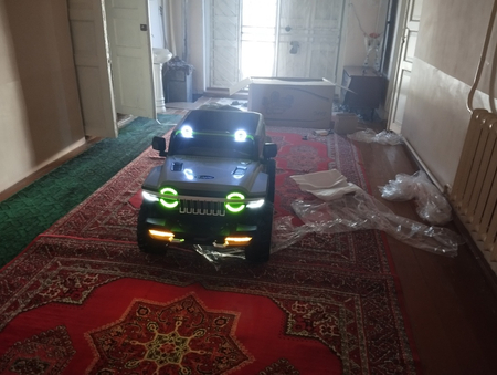 Elektra mashina pultda va ozi haydaladigan