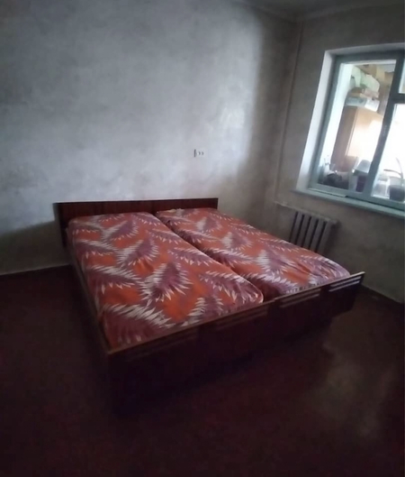 Кровать и тумбочка