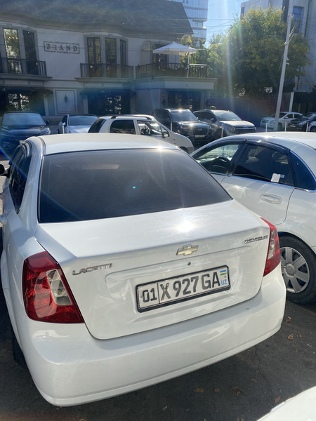 Lacetti sotiladi