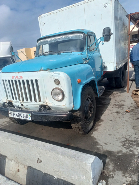 Gaz 53 mashinasi sotiladi